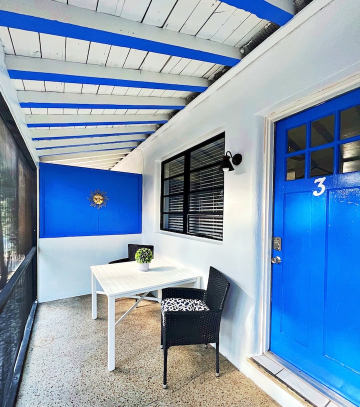 Surf Style Condo 2 Miles From The Beach ! - Dania Beach, FL