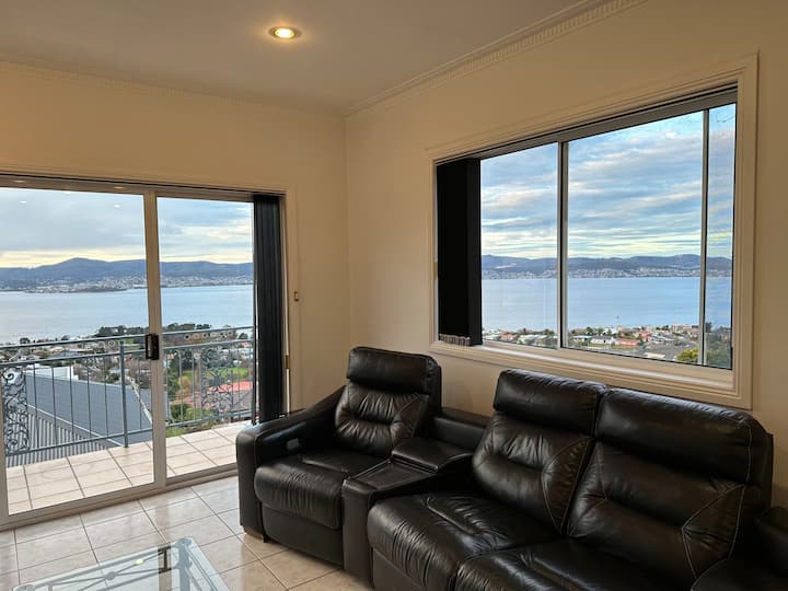 6-br House In Prime Location With Fantastic Views - Tasmania