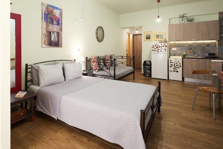 Spacious Studio In The Heart Of Historical Athens - アテネ