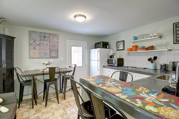 Kona Cottage~dog Friendly~in Town Location - Port Aransas, TX