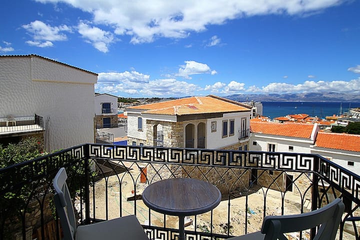 Merkezde Deniz Manzaralı 1+1 Tüm Lüx Daire - 302 - Çeşme