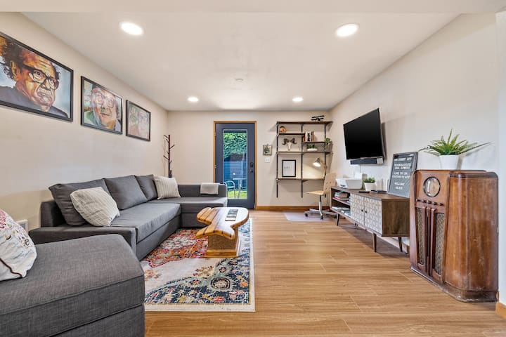 West Slope Mid-mod Apt. Extended Stay Approved! - Ruston, WA