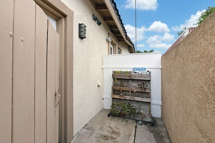 Two Bedroom Suite & Private Bath, Private Entrance - San Diego, CA