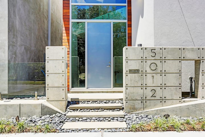 Modern Urban Luxury On Crawford-museum District - Houston, TX