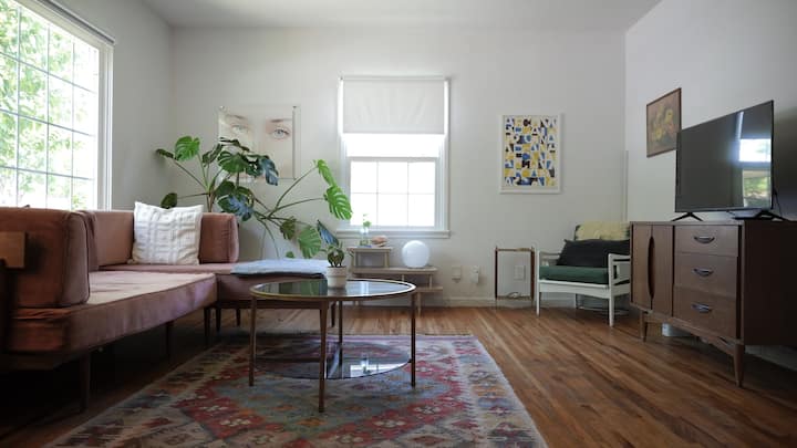 Quiet Boho Mid Home With Garden Cowboy Pool - Bakersfield, CA