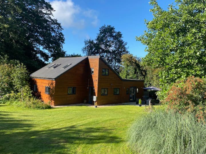 Beautiful Boathouse Within The Hamlet Of Beaulieu - Beaulieu