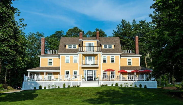 Chapman King with Jacuzzi - York Harbor Inn - Boutique hotels for Rent ...