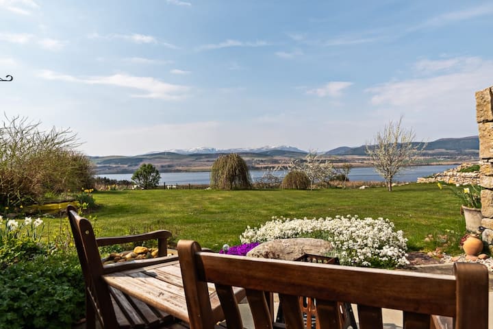 Cosy Highland Cottage With Exceptional Views - Loch Glass