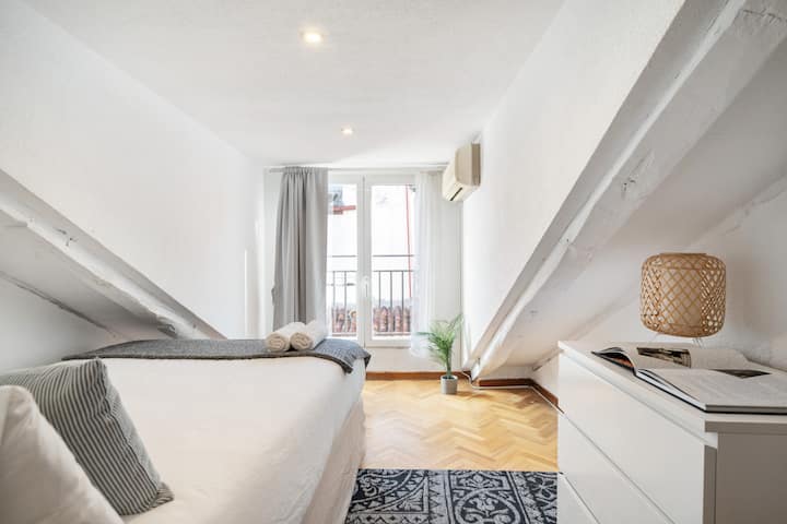 Apt. On Coloreros With Deck – Perfect For Couples! - Madrid