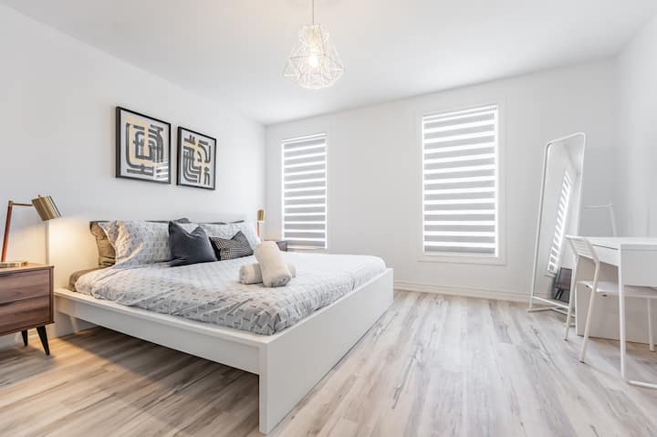 Spacious & Stylish 2-br/great Location - Toronto