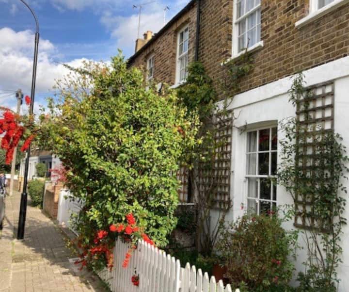 A Delightful Pretty Cottage In West London - London
