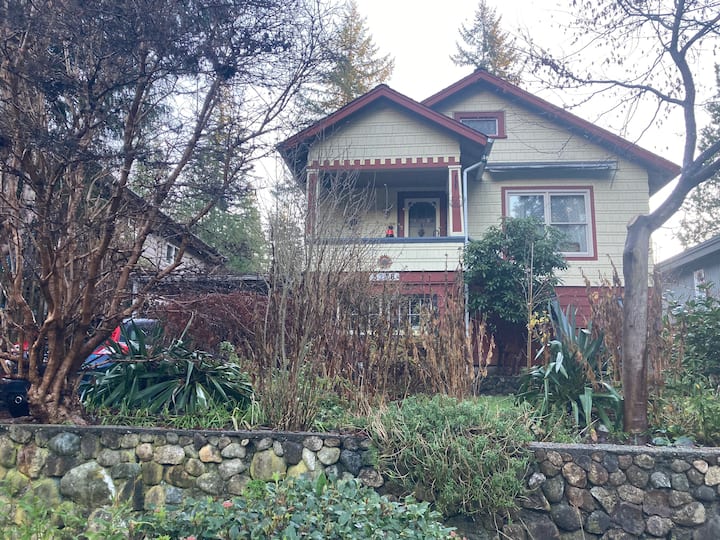 Garden Apt In Heritage Home, Near Lynn Canyon Park - North Vancouver