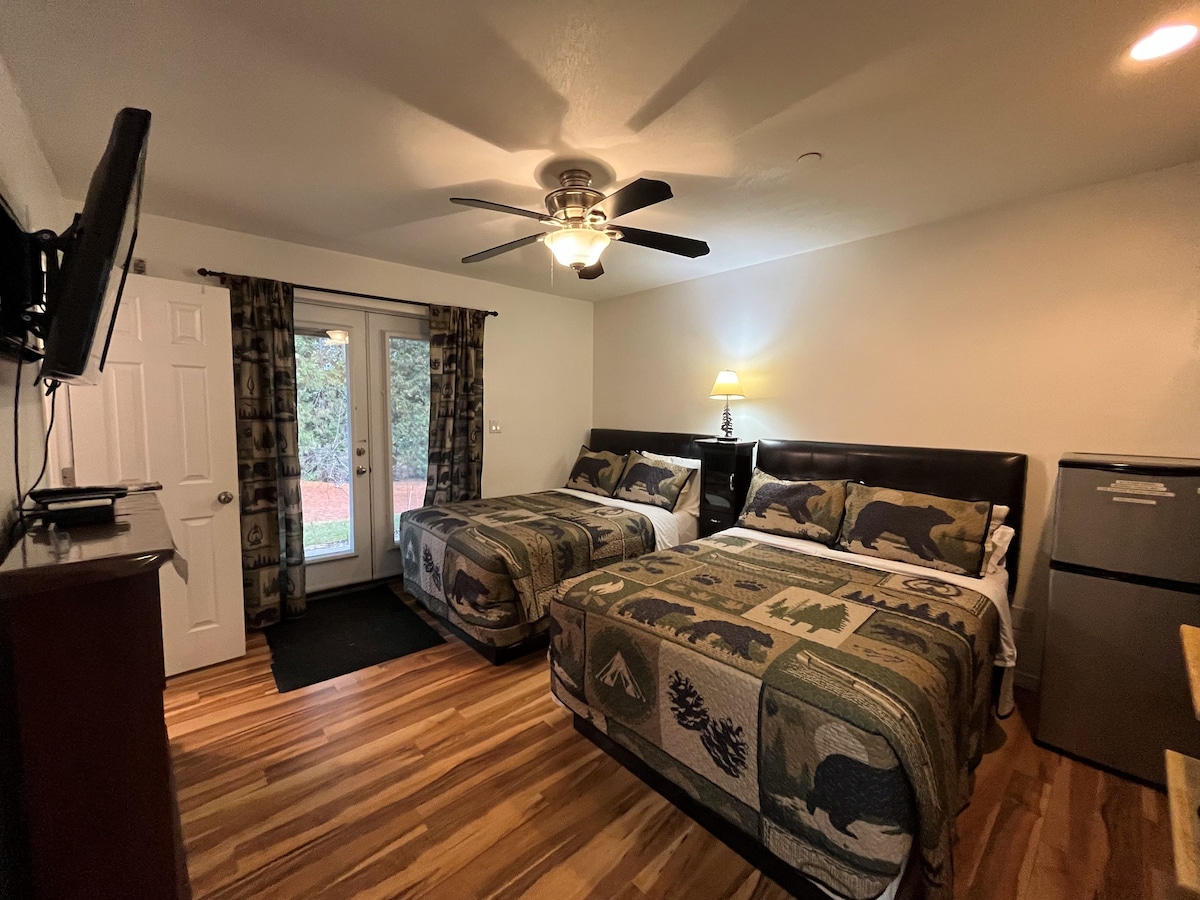 DREAM CATCHER MOTEL ROOM 6 - Hotels for Rent in Whitney, Ontario ...