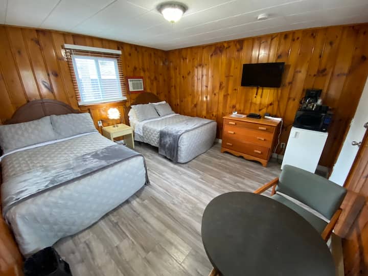 Rolling Rapids Motel Room 5 - Algonquin Provincial Park