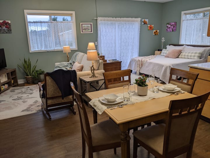 The Garden Room Retreat: Affordable Studio Getaway - Olympic Game Farm, Sequim