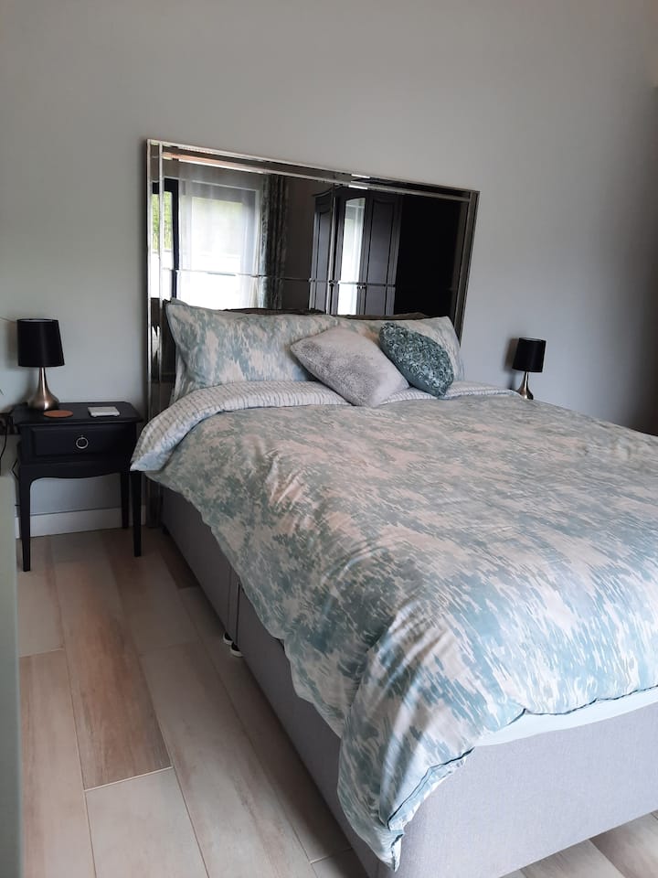 Kingsize Modern Room, Private Ground Floor Access. - Crediton