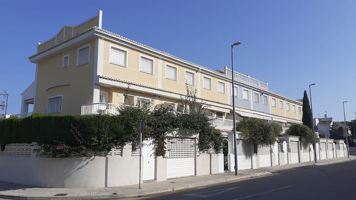 Casa Adosada. Solo Para Familias Y Por Semanas. - Gandia