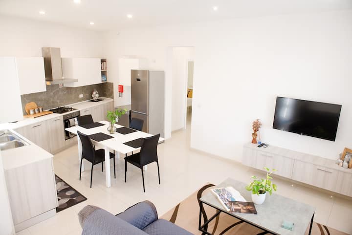 Spacious Apartment With Modern Balcony | Siggiewi - Málta
