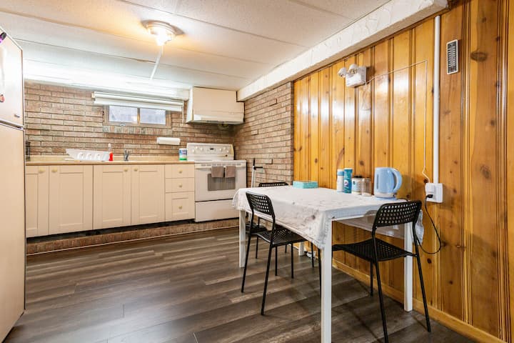 Studio With Private Entrance – Great Value & Cozy! - Montréal