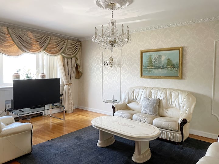 Huge, Quiet 3b Home With Parking & Porch - Great Neck, NY