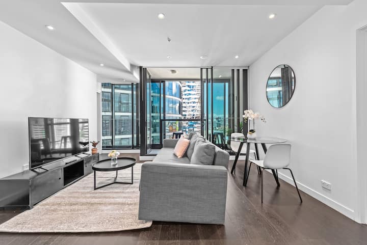 Iconic Pad With Infinity Pool Overlooking City! - Virginia