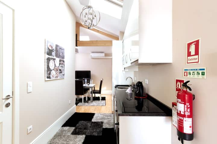 Black And White 4th Floor - Downtown Apartment - Porto, Portugal