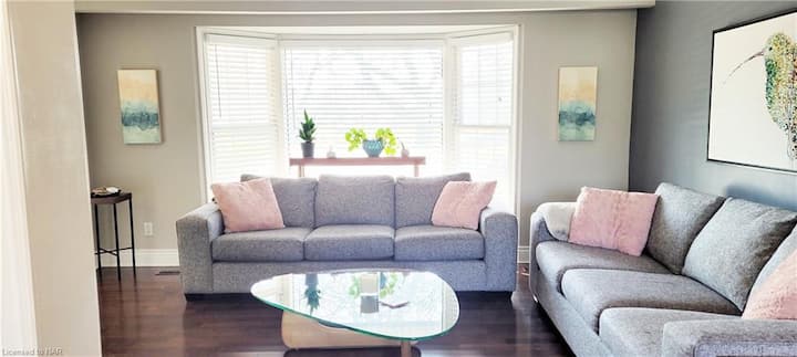 Modern 4 Bedroom Home - King Bed, 3 Living Spaces - Niagara-on-the-Lake