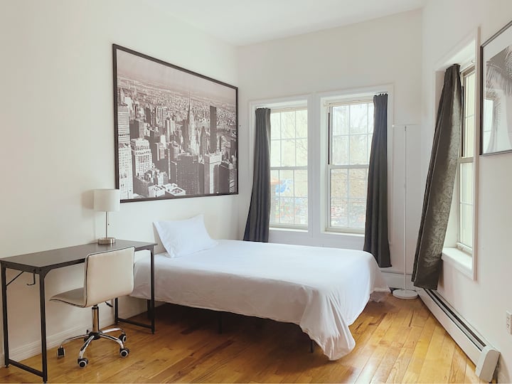 Room In 3br1ba, 9mins Walk > J Line Halsey Station - Brooklyn, NY