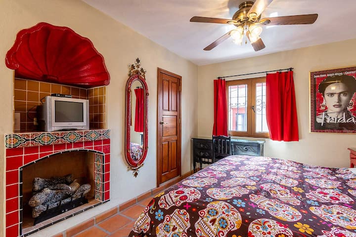 The Salma Townhouse Private Terrace King Bed, Frpl - San Miguel de Allende