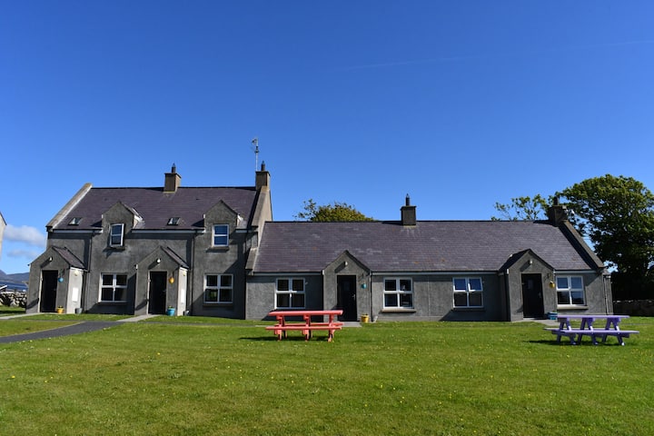 French Cottage (1)- View Of Mourne Mountains & Sea - Annalong