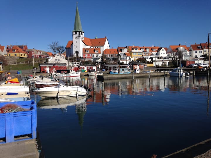 Tæt På Havn Og Kirke I Rønne - Bornholm