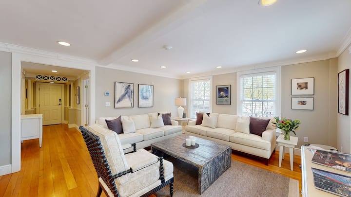2 Bedroom Condo Overlooking Main Street Nantucket - Nantucket, MA