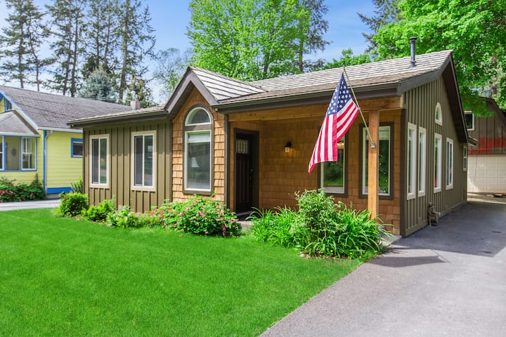 Cozy, Centrally Located Downtown Bigfork Bungalow - Bigfork, MT