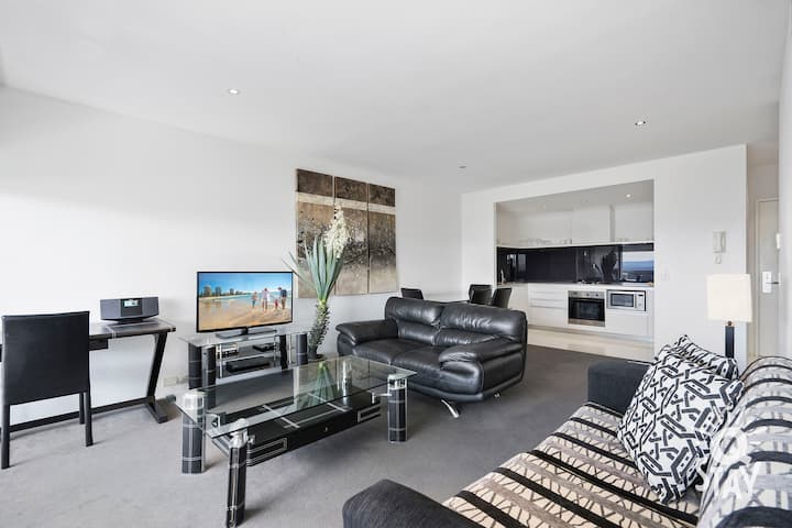Cavill Ave – 1 Bed + Study With Hinterland Views - 