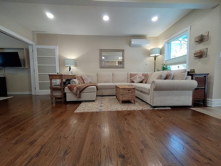 Cozy Retreat In Roscoe Village - Chicago, IL