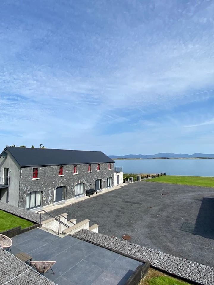 The Bay Coach House, Private Sea Access, Sleeps 6 - Westport
