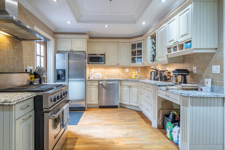 Midtown Haven: Private Suite W/ Shared Kitchen - Toronto