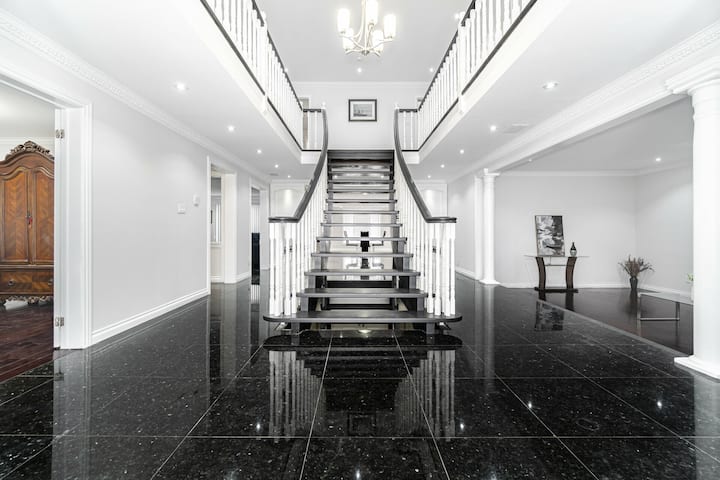 Brampton Mansion Getaway! - Brampton