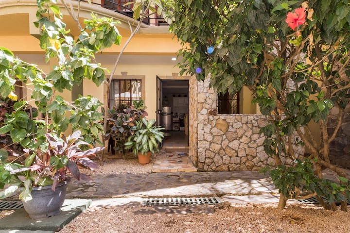 Casa Viajero, Tamarindo’s Cozy Surf House - Tamarindo