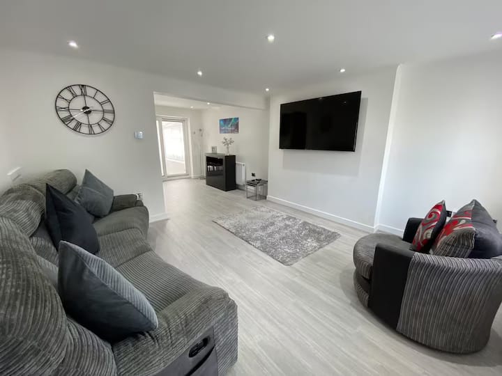Beautiful, 3 Bedroom House, Close To Train Station - Ormskirk