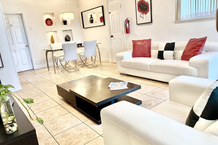 Estrada Vacation Rental In Hollywood - Hollywood, FL