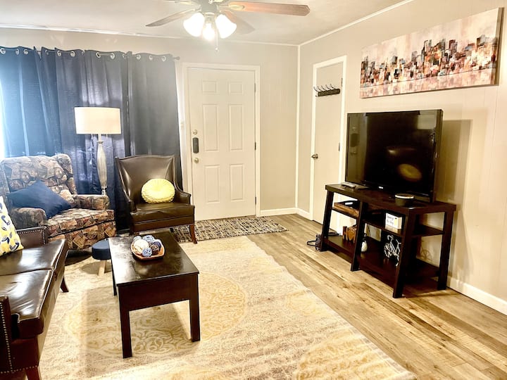 Close Ttu! Corner Casita 1 King, Kitchen +Park! - 拉巴克