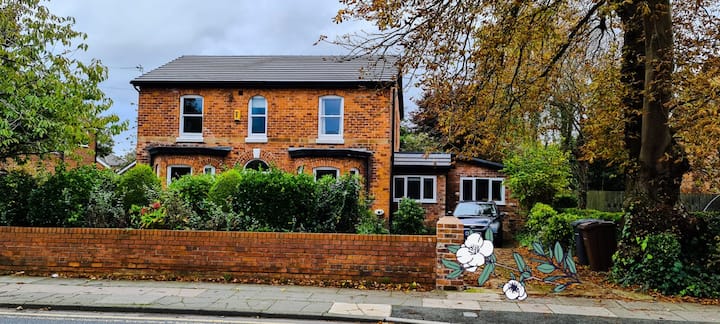 Family Home In Scenic Garden Setting - Formby