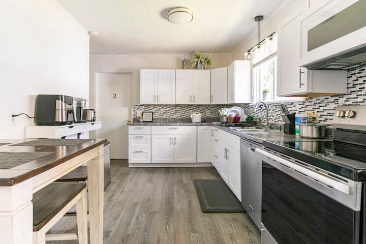 Private 2 Bed/2 Bath Suite With Kitchen #1 - Federal Way, WA