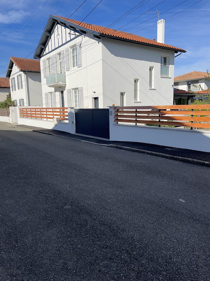 Charmant 90m2 Dans Maison Basque Avec Jardin - Biarritz