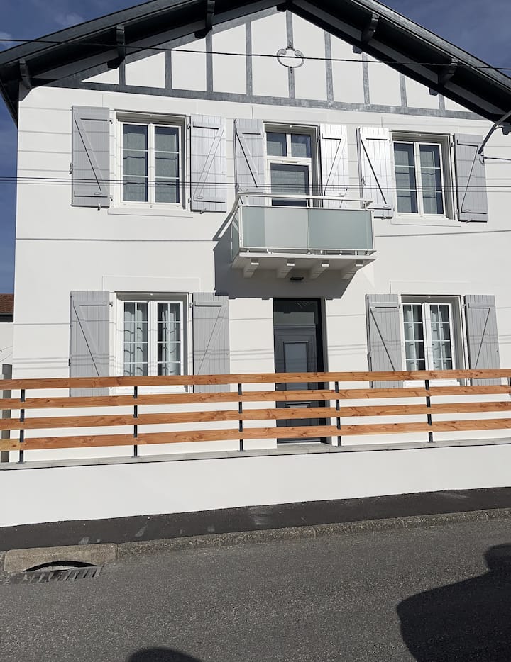 Charmant 90m2 Dans Maison Basque Avec Jardin - Biarritz