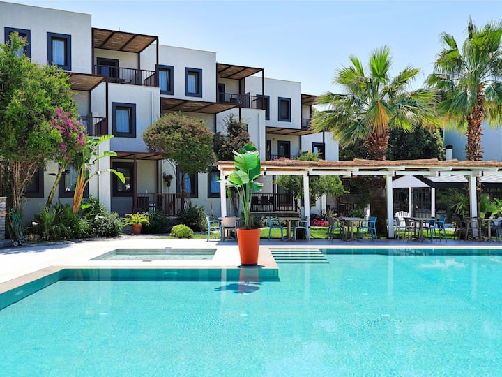 Large Suite With Pool, Free Wi-fi & Large Balcony - Bodrum