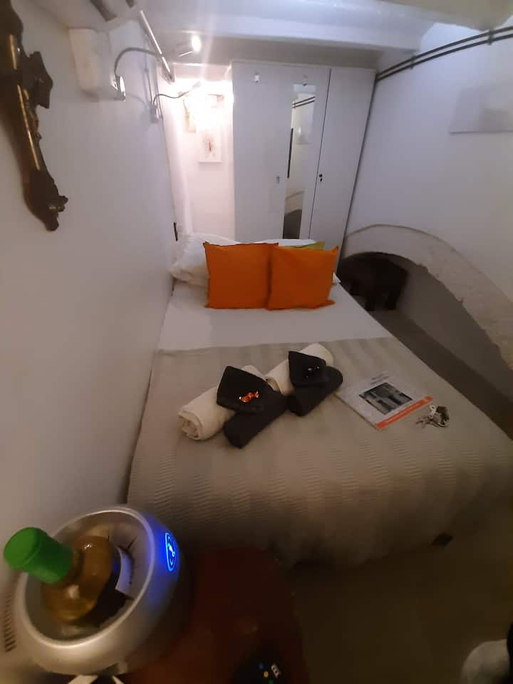 Cozy Little Room With Private Bath At The Borne - Barcelone