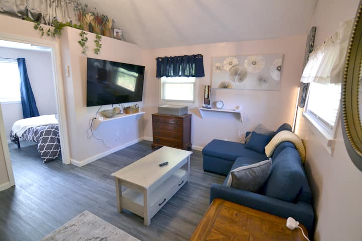 Southern Bloom Cottage - Bloomington, IN