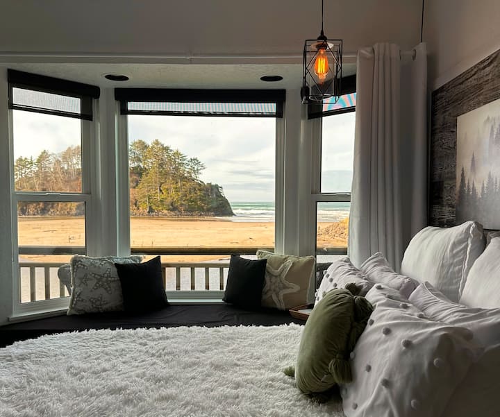Beautifully Remodeled Oceanfront 3rd Floor Condo! - Neskowin, OR